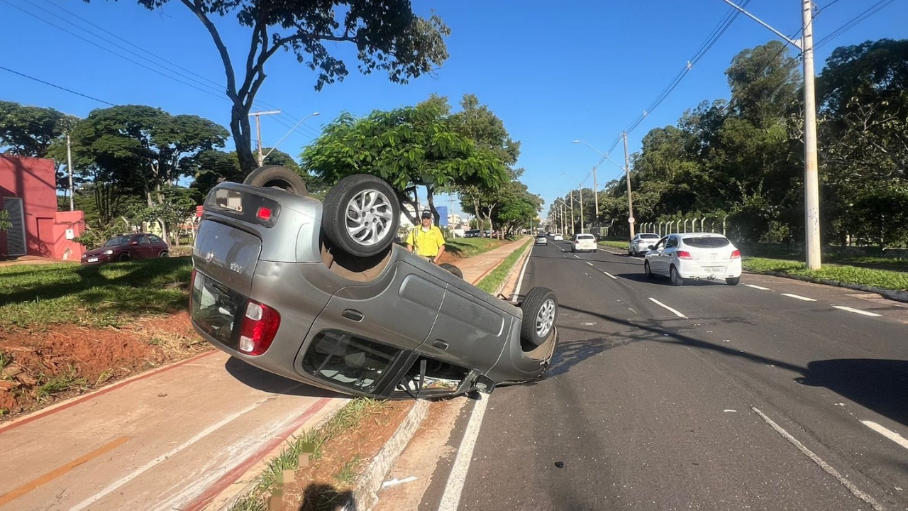 Pneu Estoura E Carro Capota Em Uberlândia