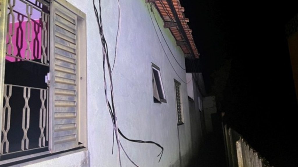 doso flagra homem furtando fiação no telhado de residência