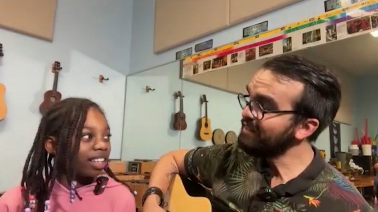 Professor faz sucesso na internet ensinando músicas brasileiras a ...