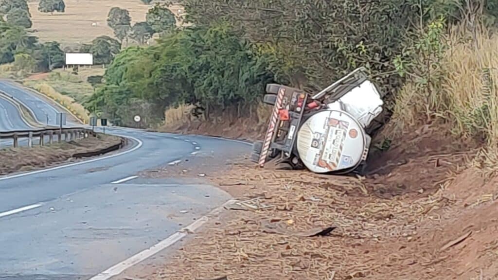 Carreta tomba em Canápolis e tem risco de explosão