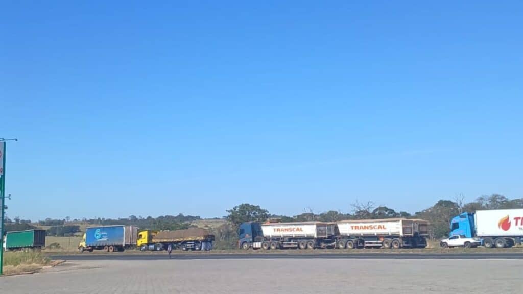 Carreta tomba em Canápolis e tem risco de explosão