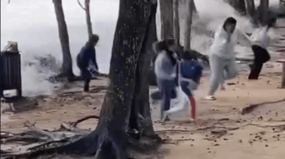 Banhistas saem correndo após ressaca do mar em Ilhabela