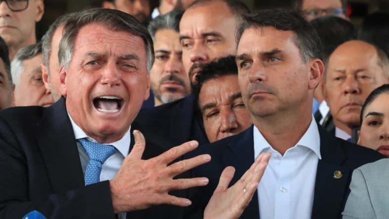 Jair Bolsonaro apoia o filho Flávio para candidatura à Presidência