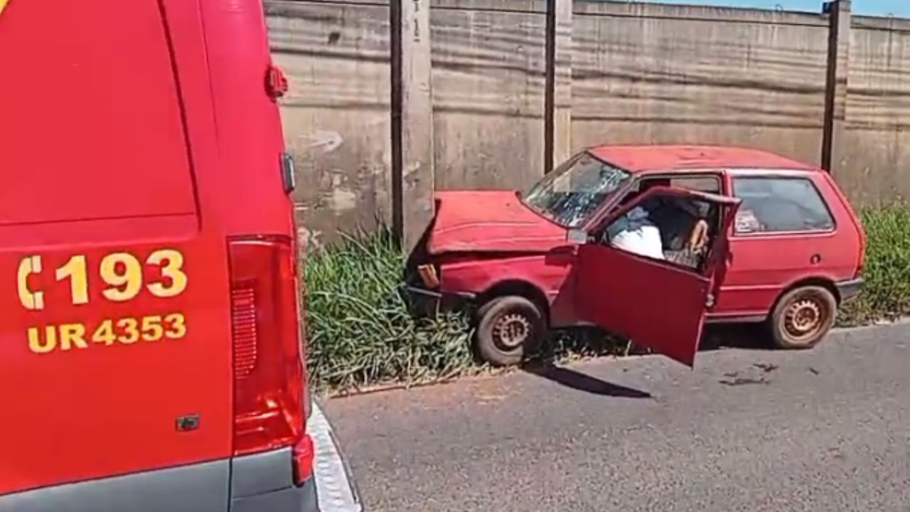 Motorista sofre convulsão, perde controle do carro e bate em poste, em ...