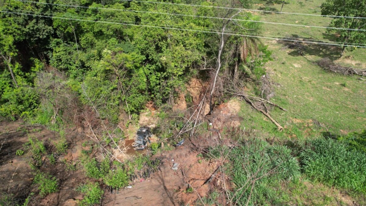 Acidente na MG-188: carro despenca em ribanceira de 70 metros e deixa ...