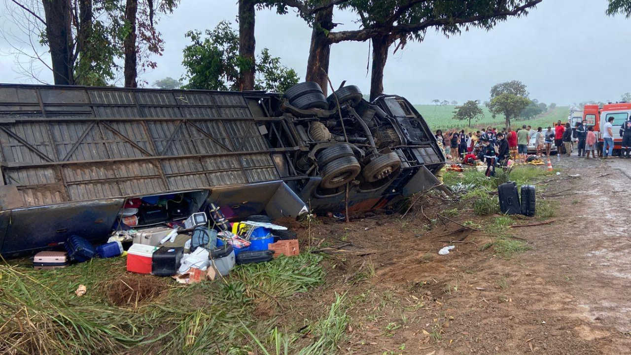 Passageiros de Uberlândia voltavam de excursão a Salvador em ônibus que ...